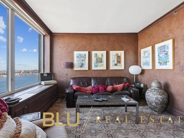 220 Riverside Boulevard, Unit 39D