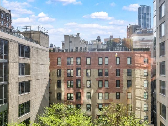220 Riverside Boulevard, Unit 7V