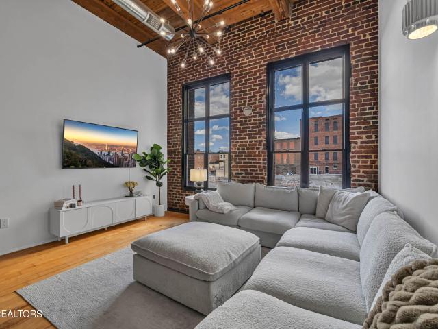 220 W Jackson Ave 102