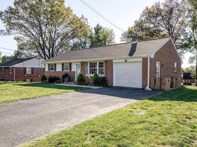 220 Tennyson Dr, Lancaster, PA 17602