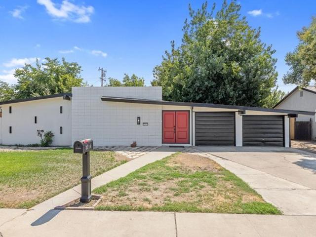 2214 S Locust St, Visalia, CA 93277