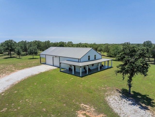 2215 Oakridge Rd, Weimar, TX 78962