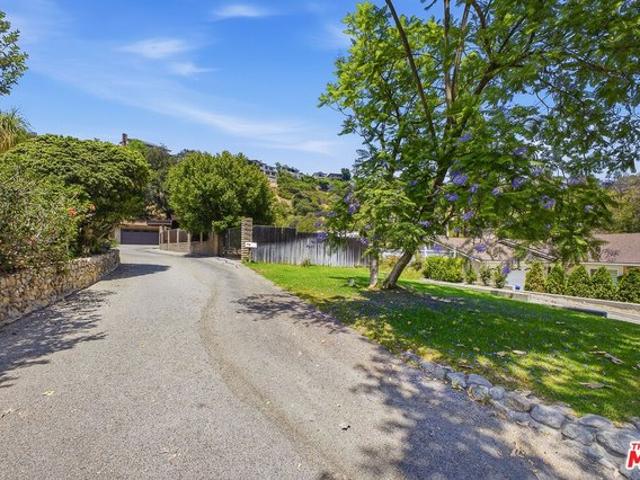 2215 Crescent Ave, Montrose, CA 91020