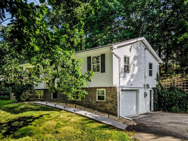 2215 Greendale Drive NE