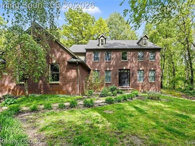 2215 High Meadows Dr, Brandon, MI 48462