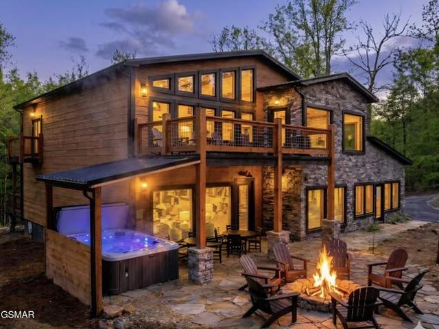 2215 Sawmill Cv Dr, Sevierville, TN 37862