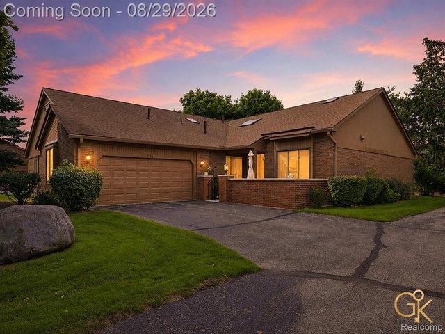 2216 London Bridge Dr, Rochester Hills, MI 48307