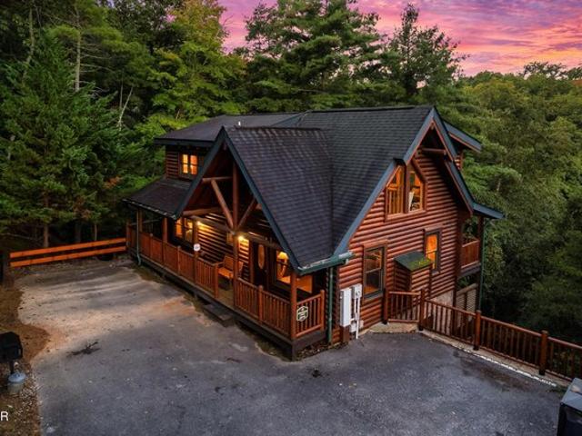 2216 Quiet Valley Way, Sevierville, TN 37862