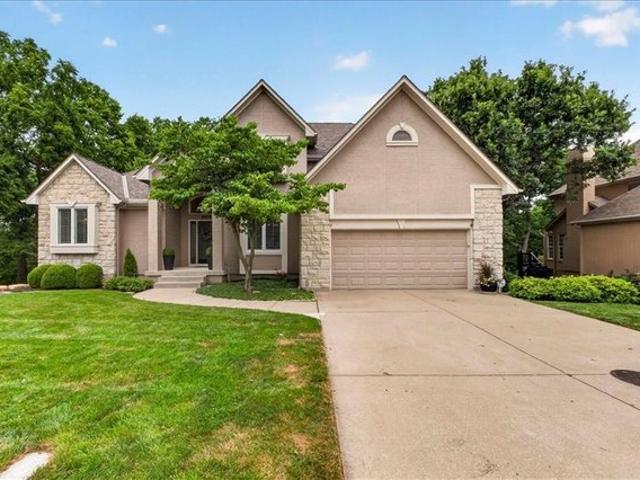 2216 SW Waterfall Dr, Lee's Summit, MO 64081
