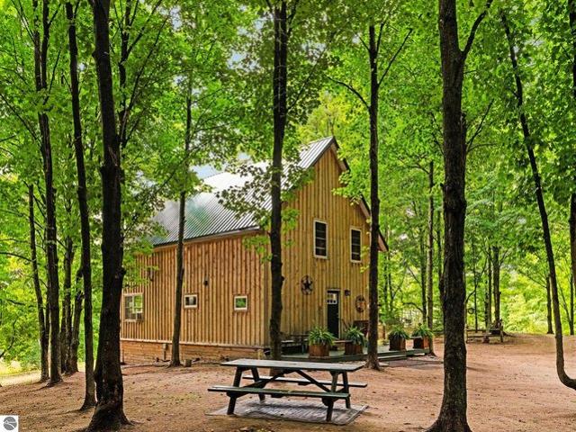 2216 W 16 Rd, Mesick, MI 49668