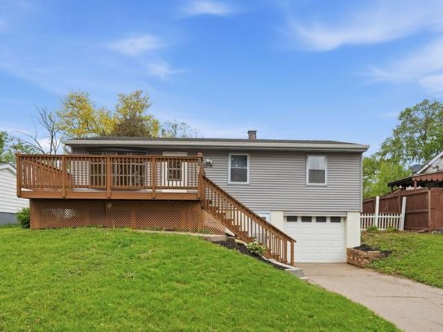 2218 N Hazelwood Ave, Davenport, IA 52804