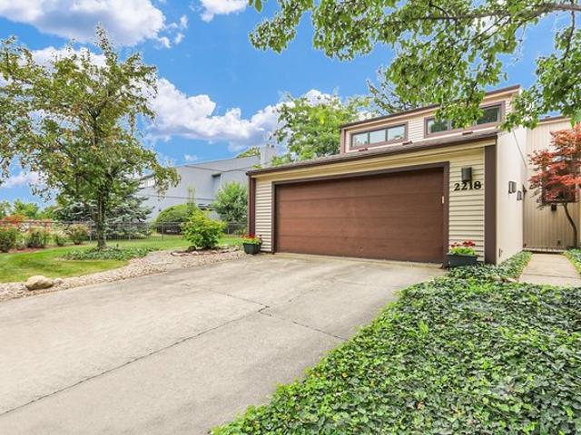2218 Briar Hill Dr Unit 2218, Champaign, IL 61822