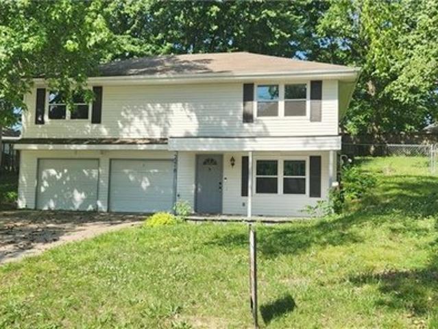 2218 Liberty Landing Rd, Liberty, MO 64068