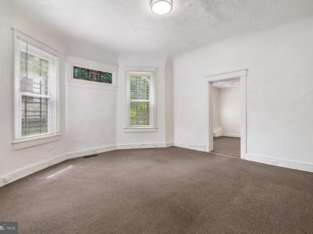 2218 Roslyn