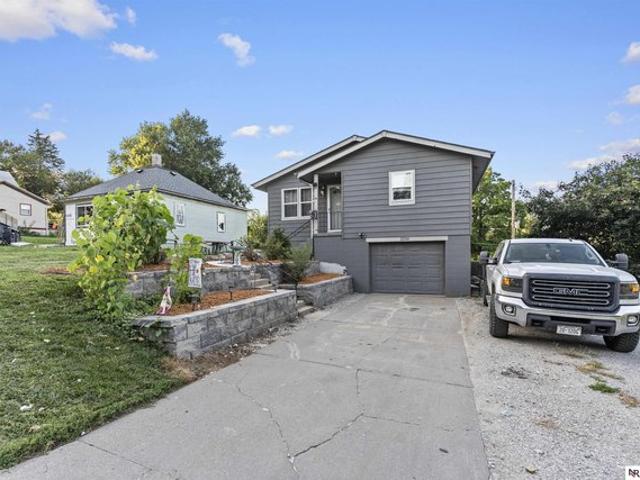 2210 Avenue C, Plattsmouth, NE 68048