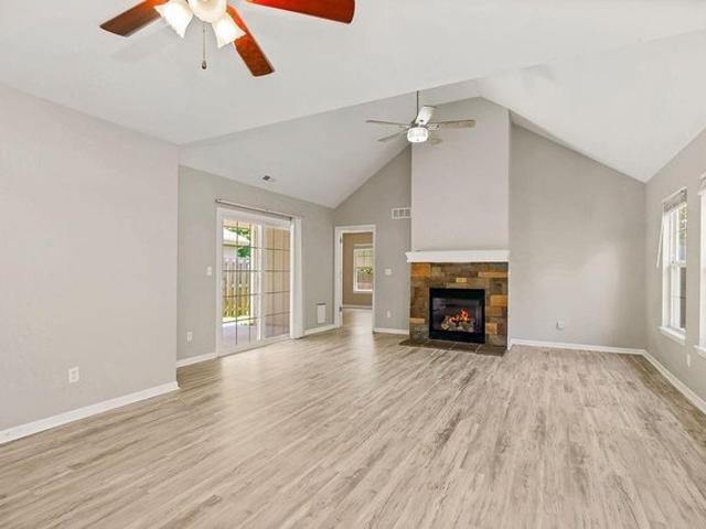 2210 E Sycamore St, Tonganoxie, KS 66086