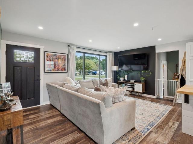 2210 Lynwood Dr