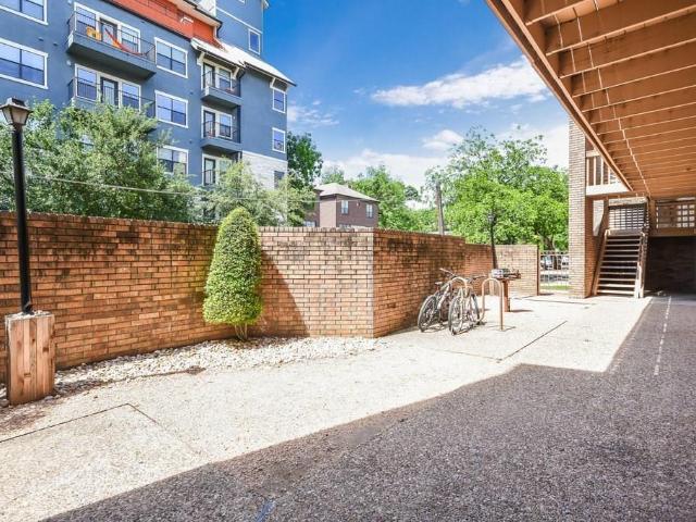 2210 Pearl St # 304