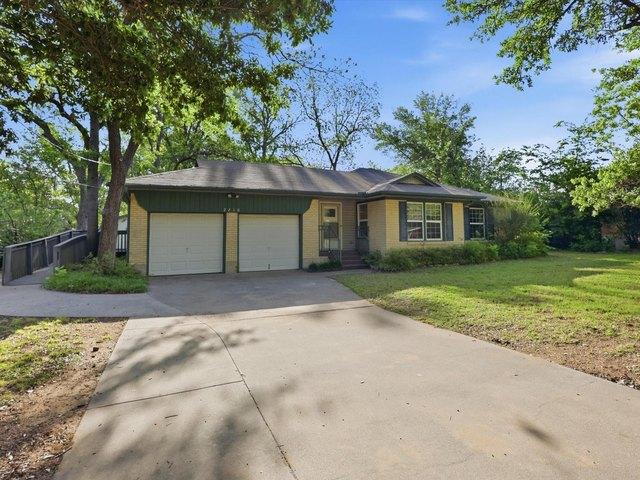 2210 Robinwood Ln, Denton, TX 76209
