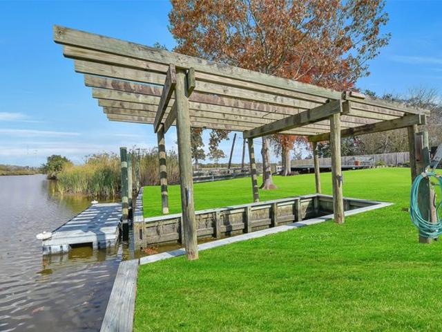 2211 Bayou Dr, League City, TX 77573