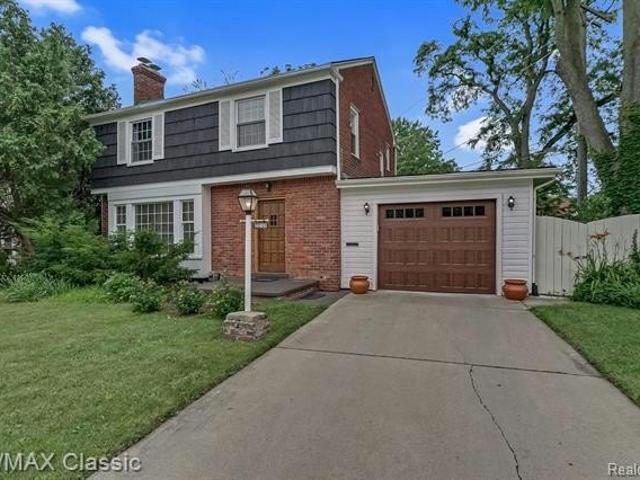 2211 Crooks Rd, Royal Oak, MI 48073