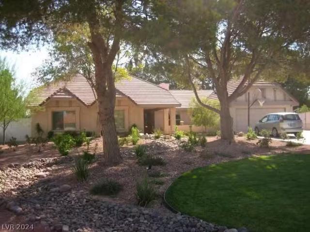 2211 LUCERNE CIR, HENDERSON, NV 89014 Single Family Residence.