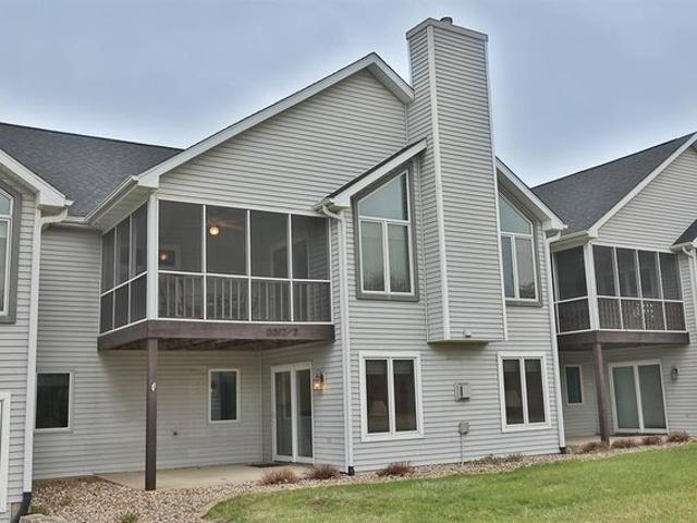 2212 Bos Landen Dr Apt 2, Pella, IA 50219