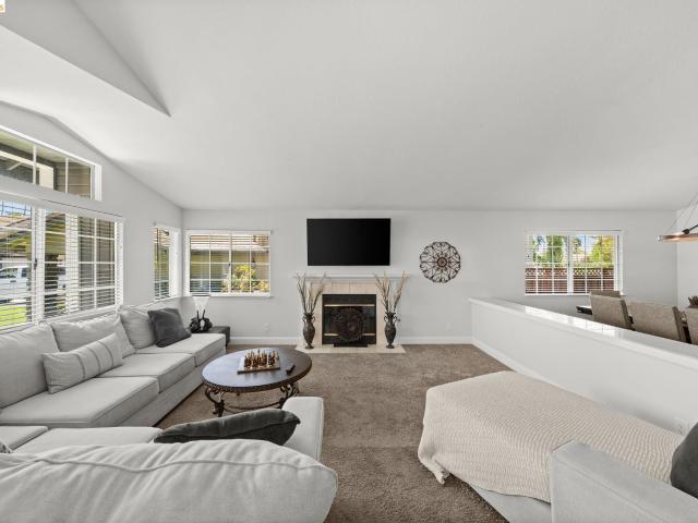 2212 Colonial Ct