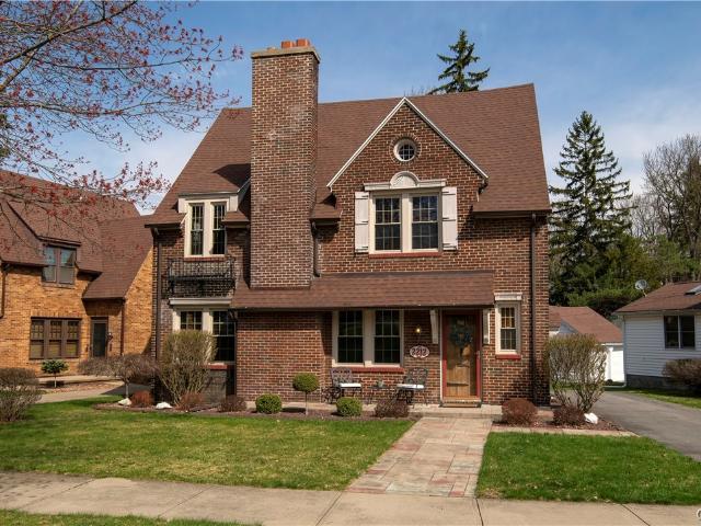 2212 Douglas Crescent