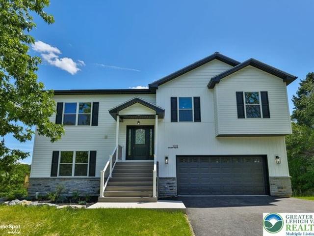 2212 Skyline Dr, Slatington, PA 18080