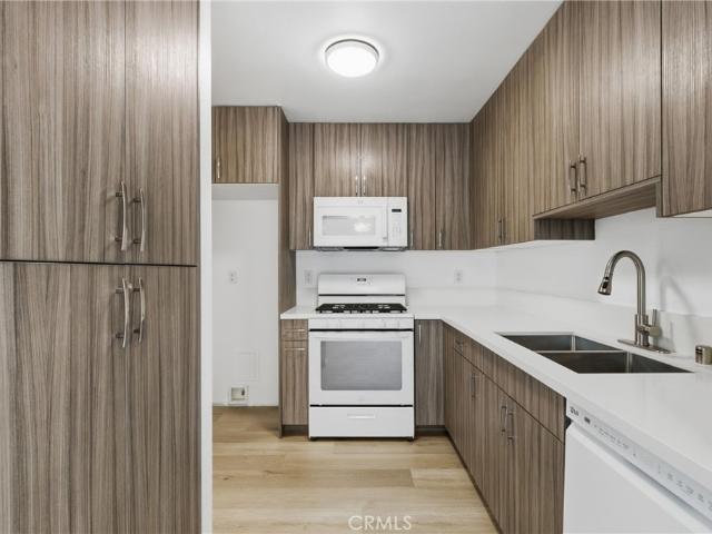 22137 Burbank 3