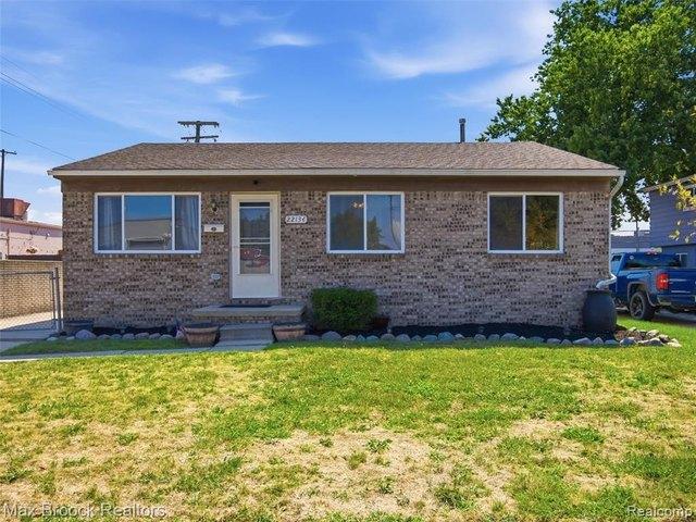 22134 Pleasant St, Saint Clair Shores, MI 48080