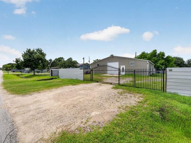 2213 Ellis Dr, Rosharon, TX 77583