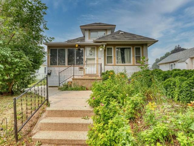 2213 S 74th St, West Allis, WI 53219