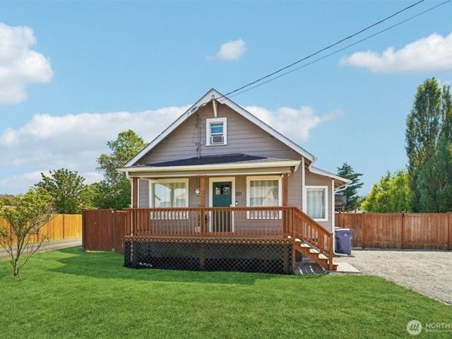 221 3rd Ave NW, Pacific, WA 98047