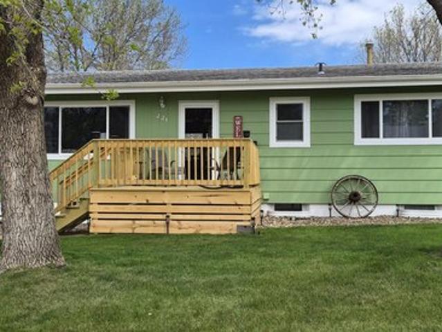 221 10th St E, Dickinson, ND 58601
