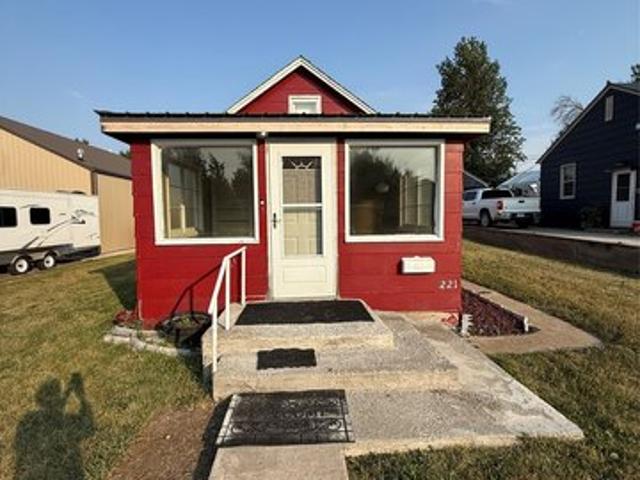 221 4th Ave SE, Cut Bank, MT 59427