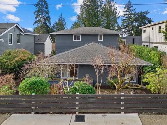 221 8th Ave W, Kirkland, WA 98033