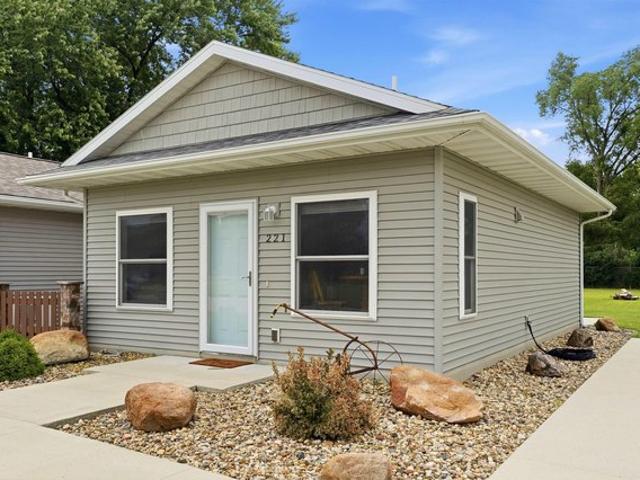 221 Collins Ave, Evansdale, IA 50707