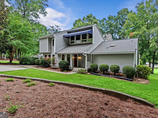 221 Commodore Drive NW