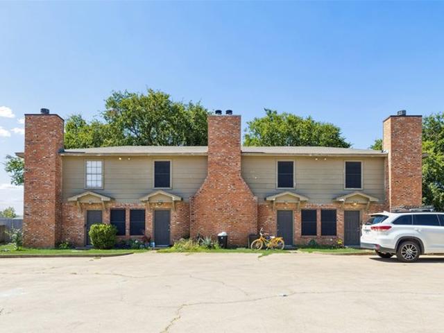 221 Cambridge Dr, Saginaw, TX 76179