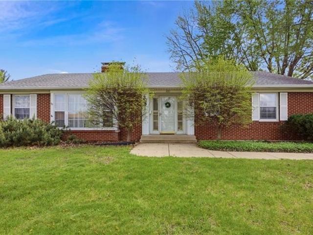 221 Charleston Ave, Mattoon, IL 61938