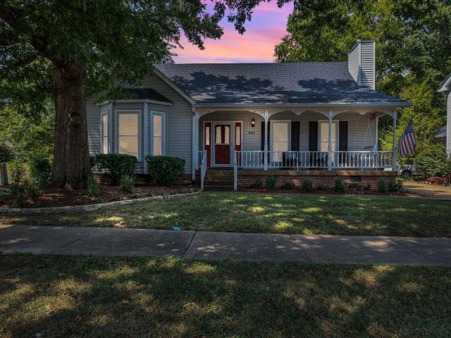221 Adams Ct