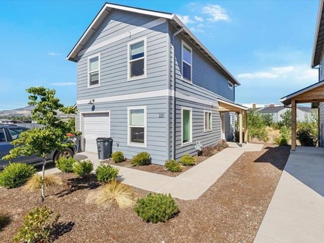 221 Dano Dr, Phoenix, OR 97535