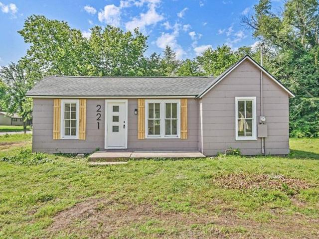 221 E 2nd St, Halstead, KS 67056