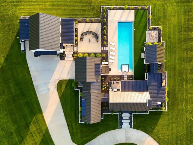 221 E Wisteria Lane