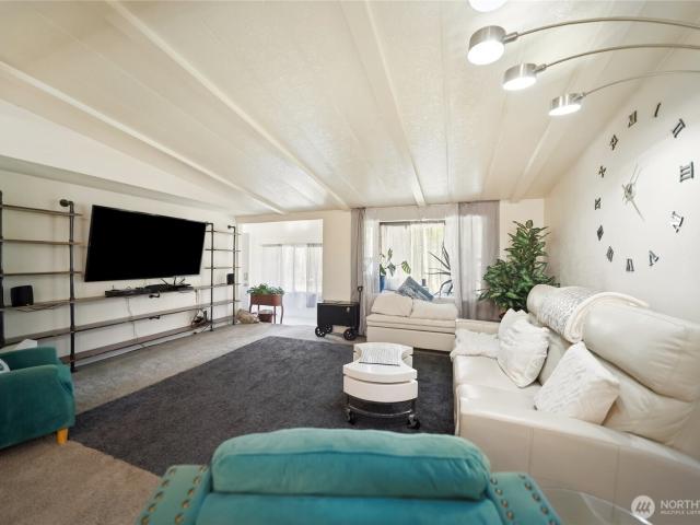 221 E Country Lane
