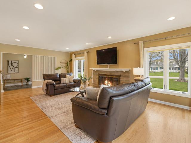 221 E Clovernook Ln