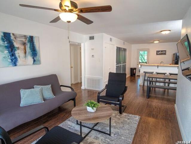 221 E Craig Pl