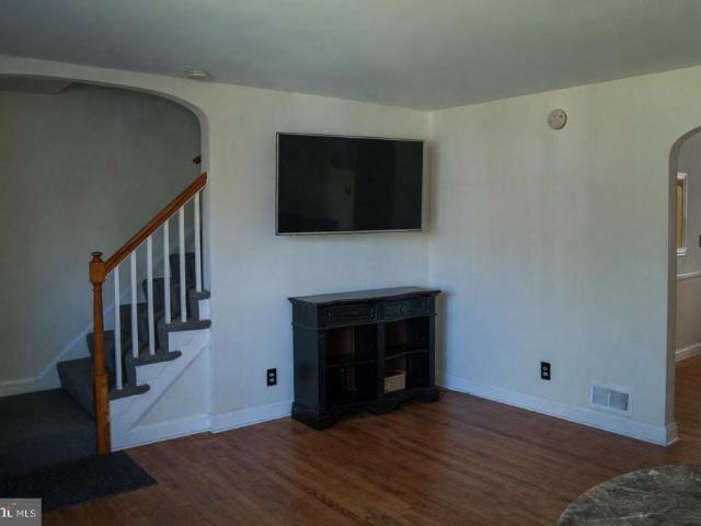 221 E Medwick Garth
